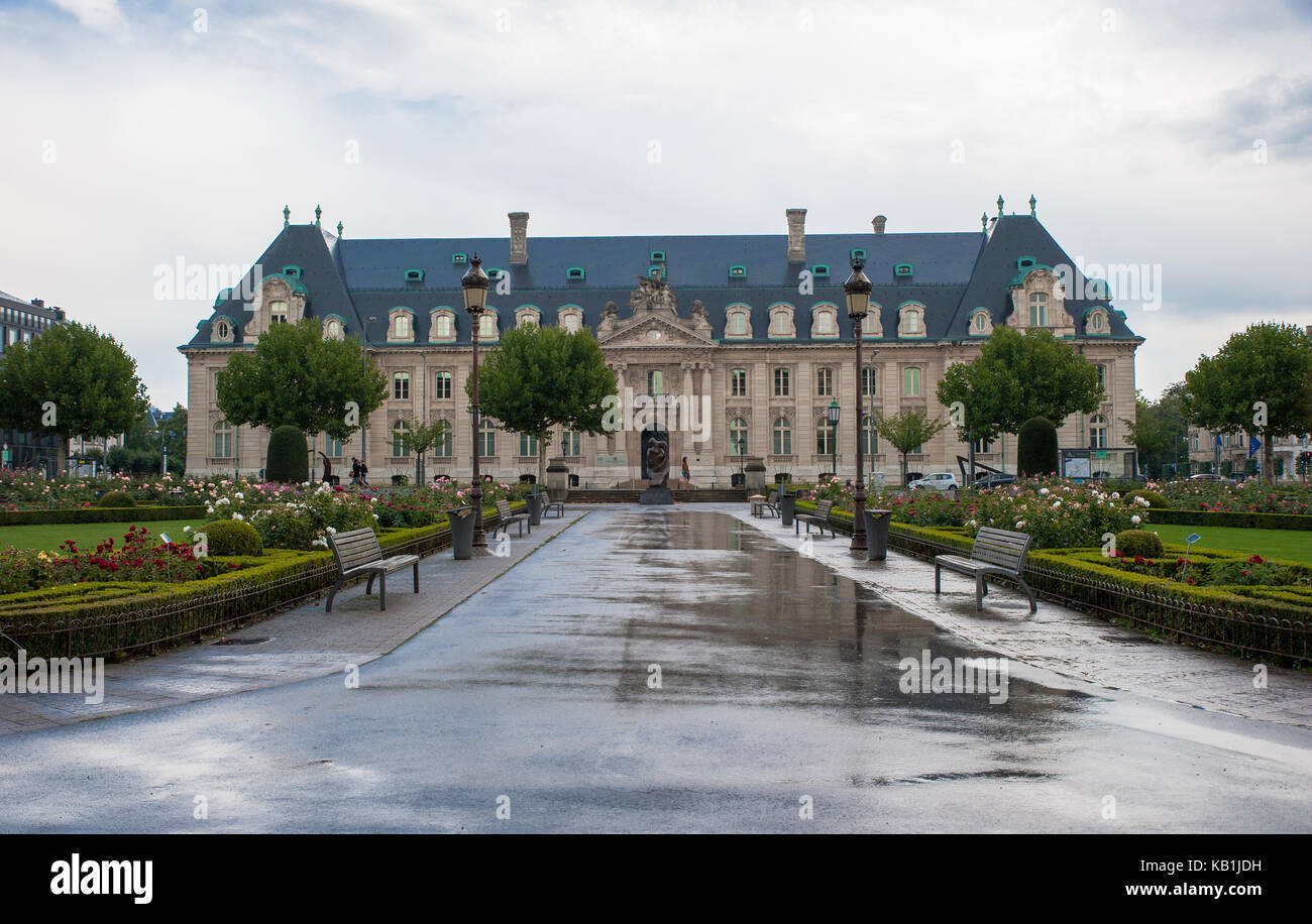 Empty bank building hi-res stock photography and images - Alamy