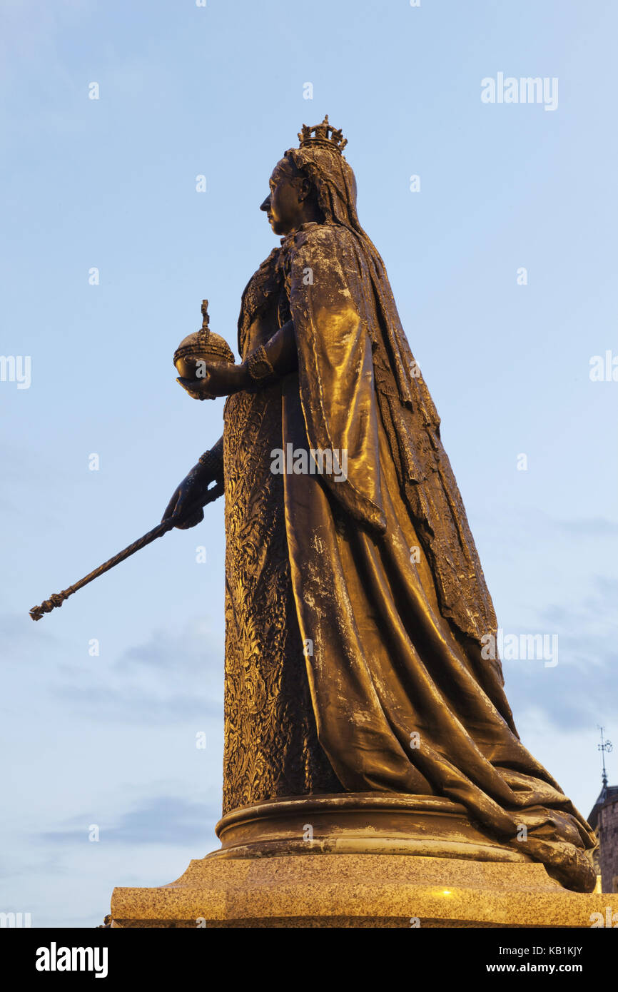 England, Berkshire, Windsor, Windsor Castle, queen Victoria Statue ...