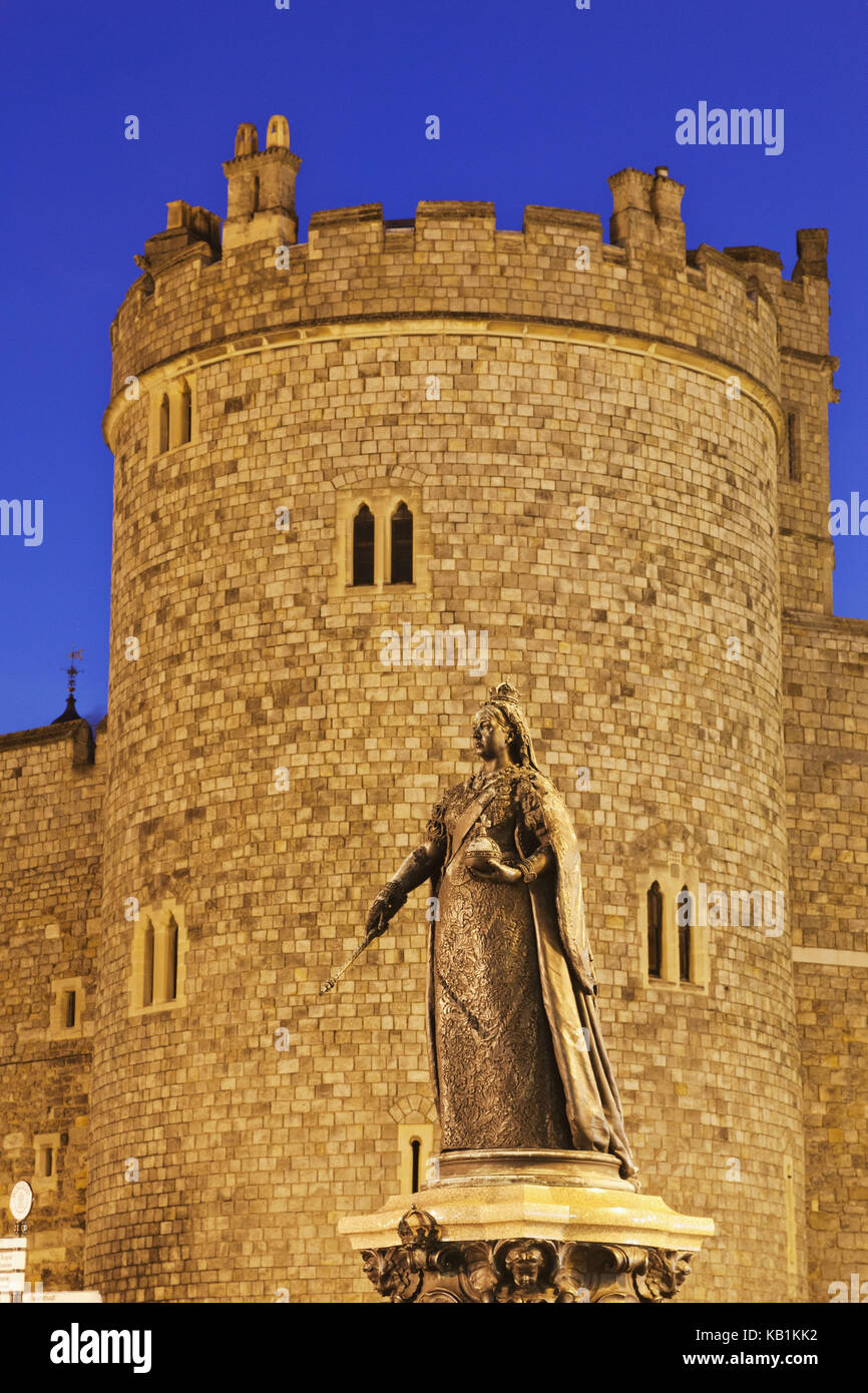 England, Berkshire, Windsor, Windsor Castle, queen Victoria Statue ...