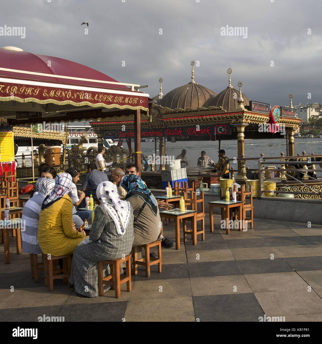 Turkey, Istanbul, district of Eminou, person in front of the fish ...