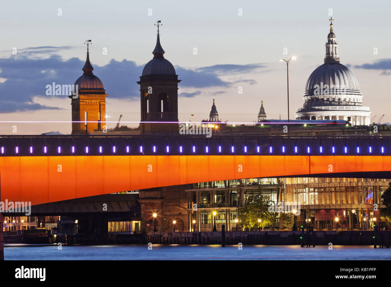 England, London, Southwark, London Bridge, dusk Stock Photo - Alamy