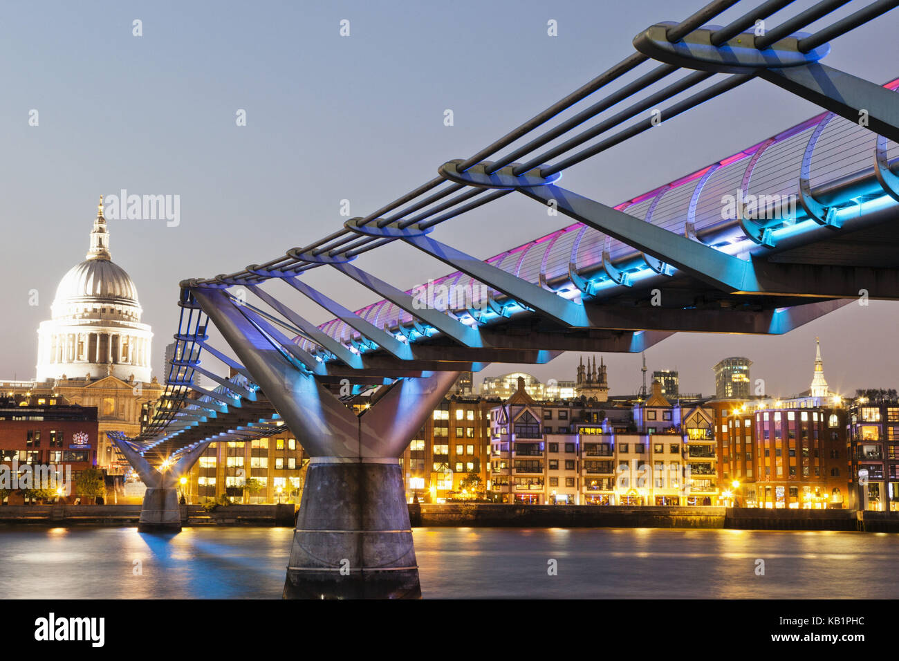 England, London, The city, Millenium Bridge, the Thames, townscape ...