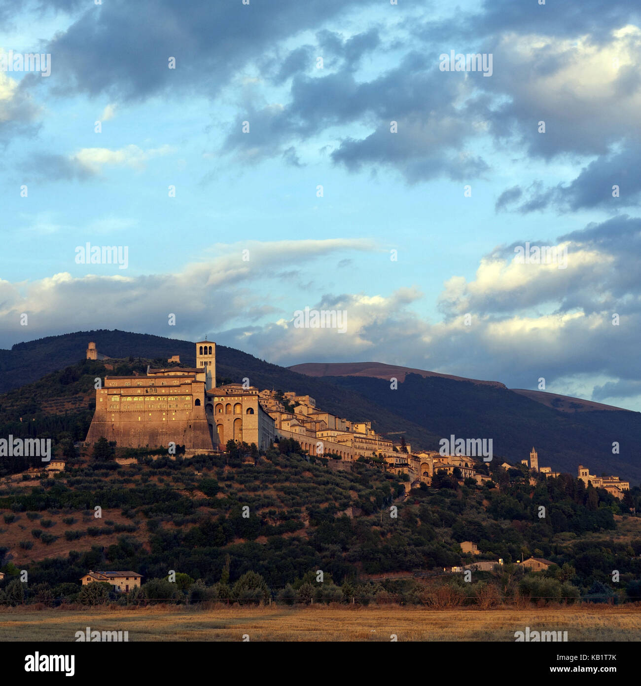 Basilica san francesco town assisi hi-res stock photography and images ...