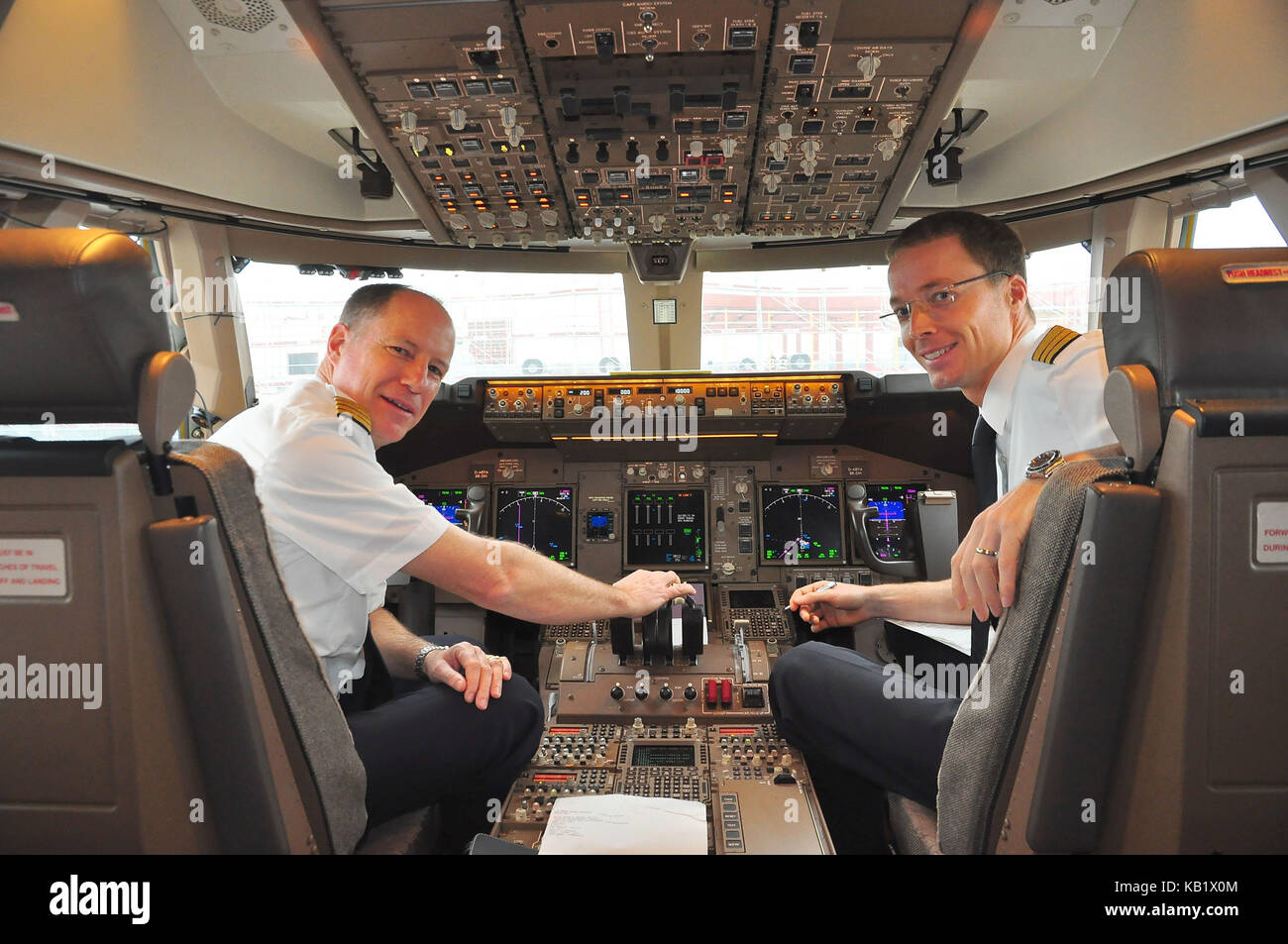 Pilot Cockpit Boeing Stock Photos & Pilot Cockpit Boeing Stock Images ...