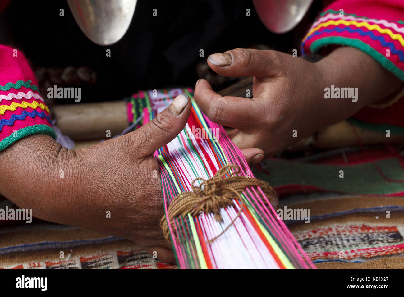 Bolivia, Cordillera Apolobamba, Kallawaya, woman, weaving, traditional ...