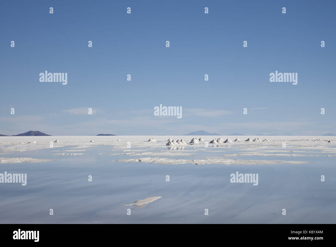Bolivia, Salar de Uyuni, Colchani, salt production Stock Photo - Alamy