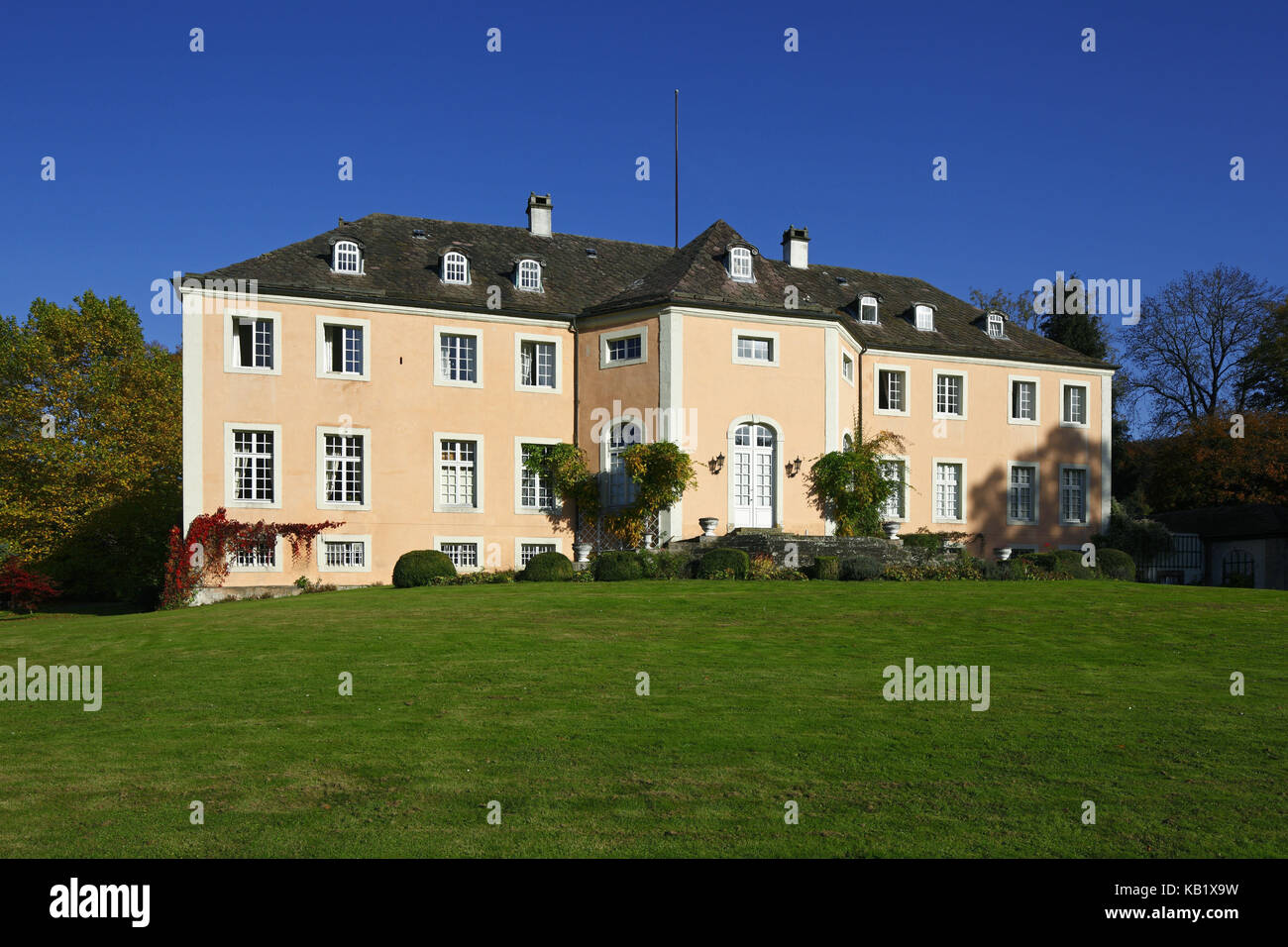 Castle Rheder in Brakel, North Rhine-Westphalia, Germany Stock Photo ...