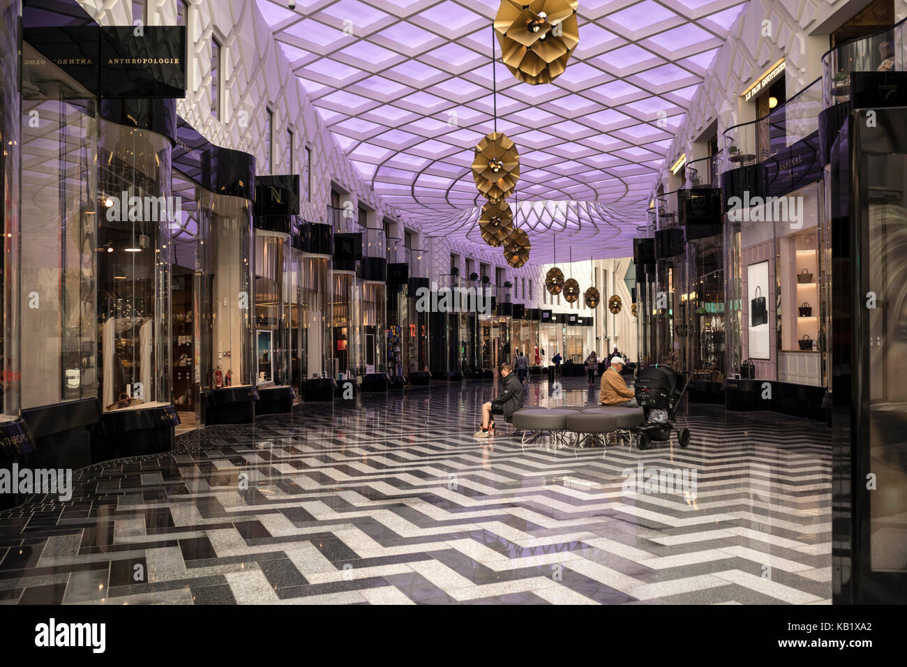 John lewis shopping centre in leeds hi-res stock photography and images ...