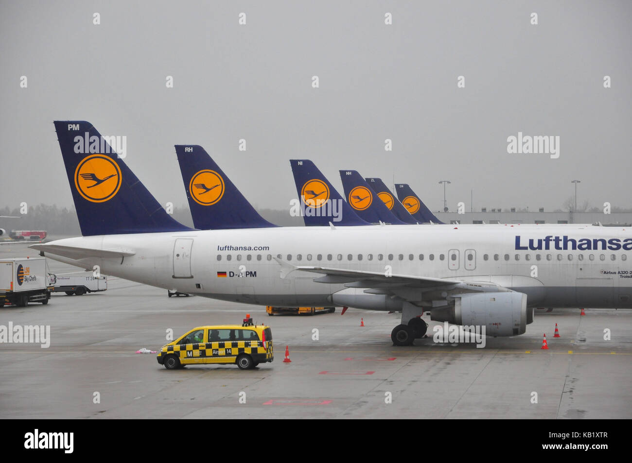 Air liners hi-res stock photography and images - Alamy