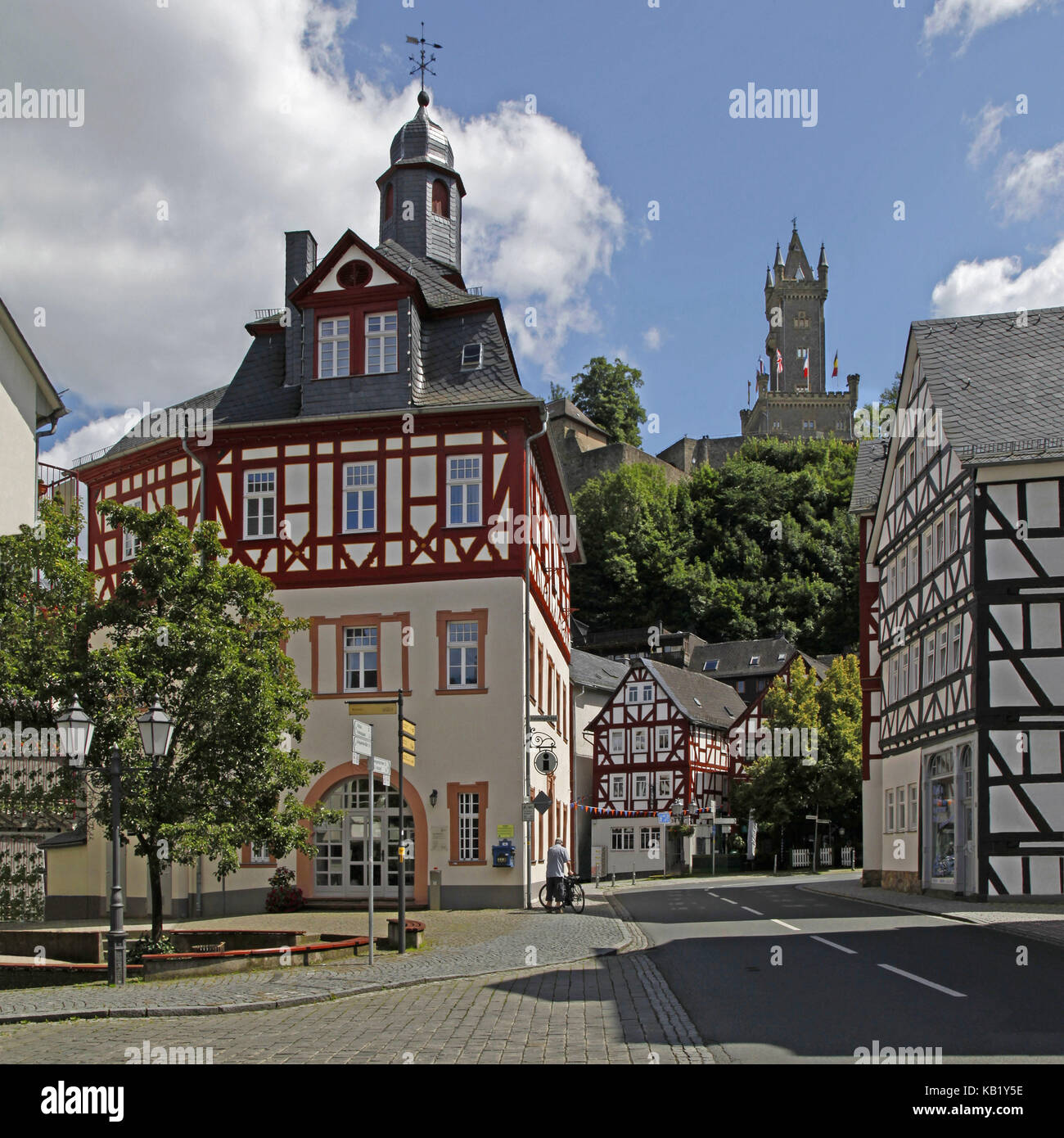 Builds houses hi-res stock photography and images - Alamy