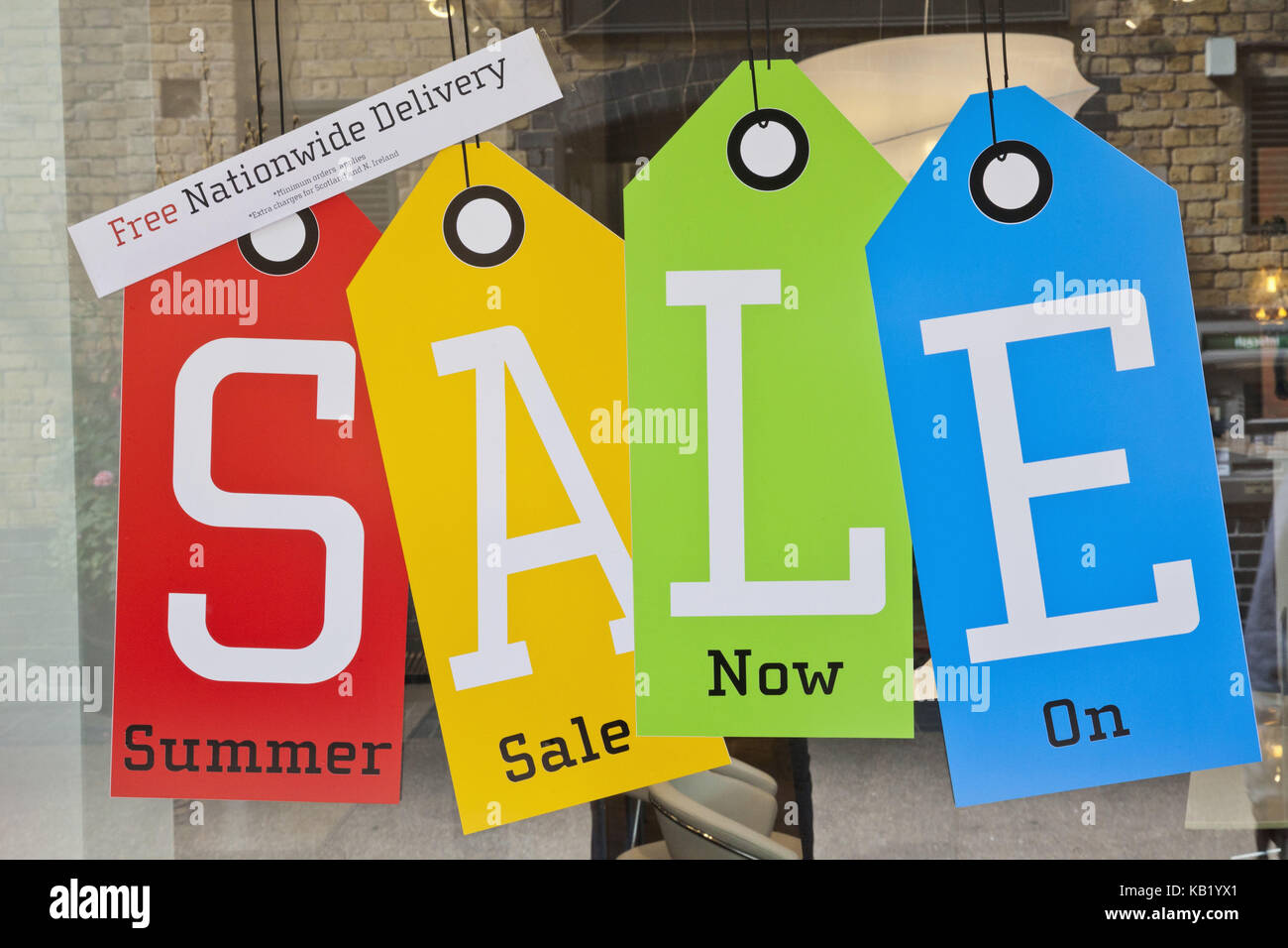 Sale signs hi-res stock photography and images - Alamy