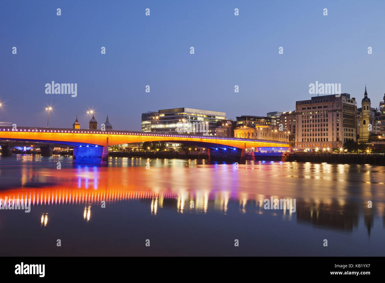 England, London, Southwark, London Bridge, dusk Stock Photo - Alamy