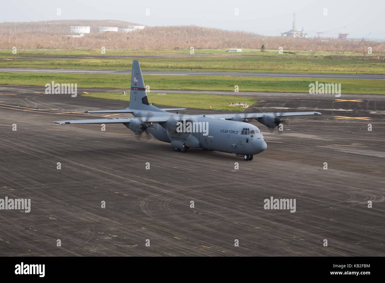 130 hercules taxiing hi-res stock photography and images - Alamy