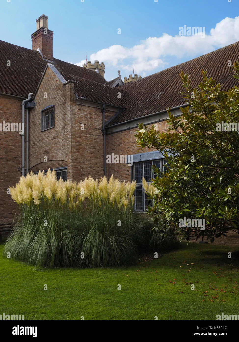 16th century battlemented tower hi-res stock photography and images - Alamy