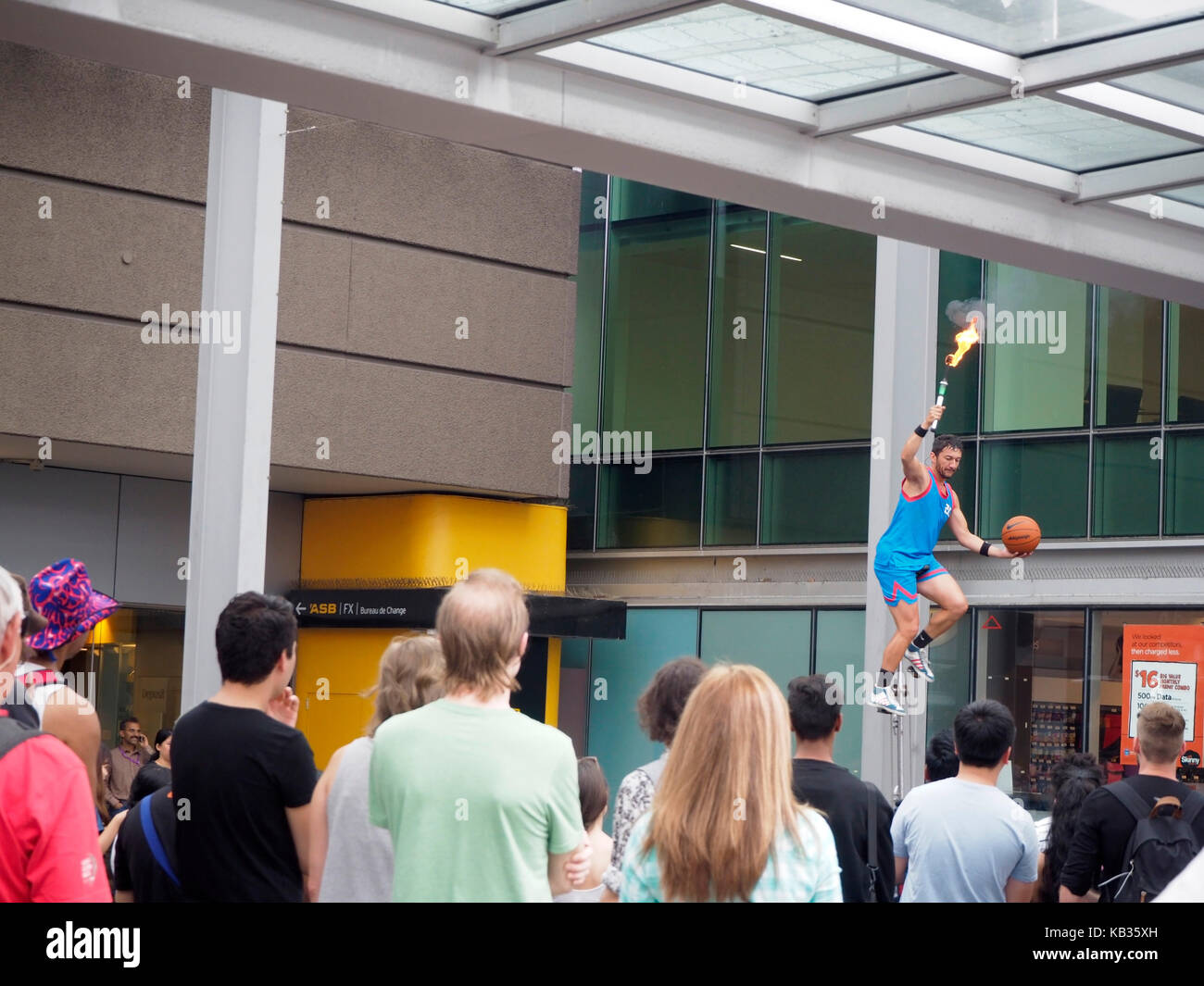 Crowd watching street performer hi-res stock photography and images - Alamy