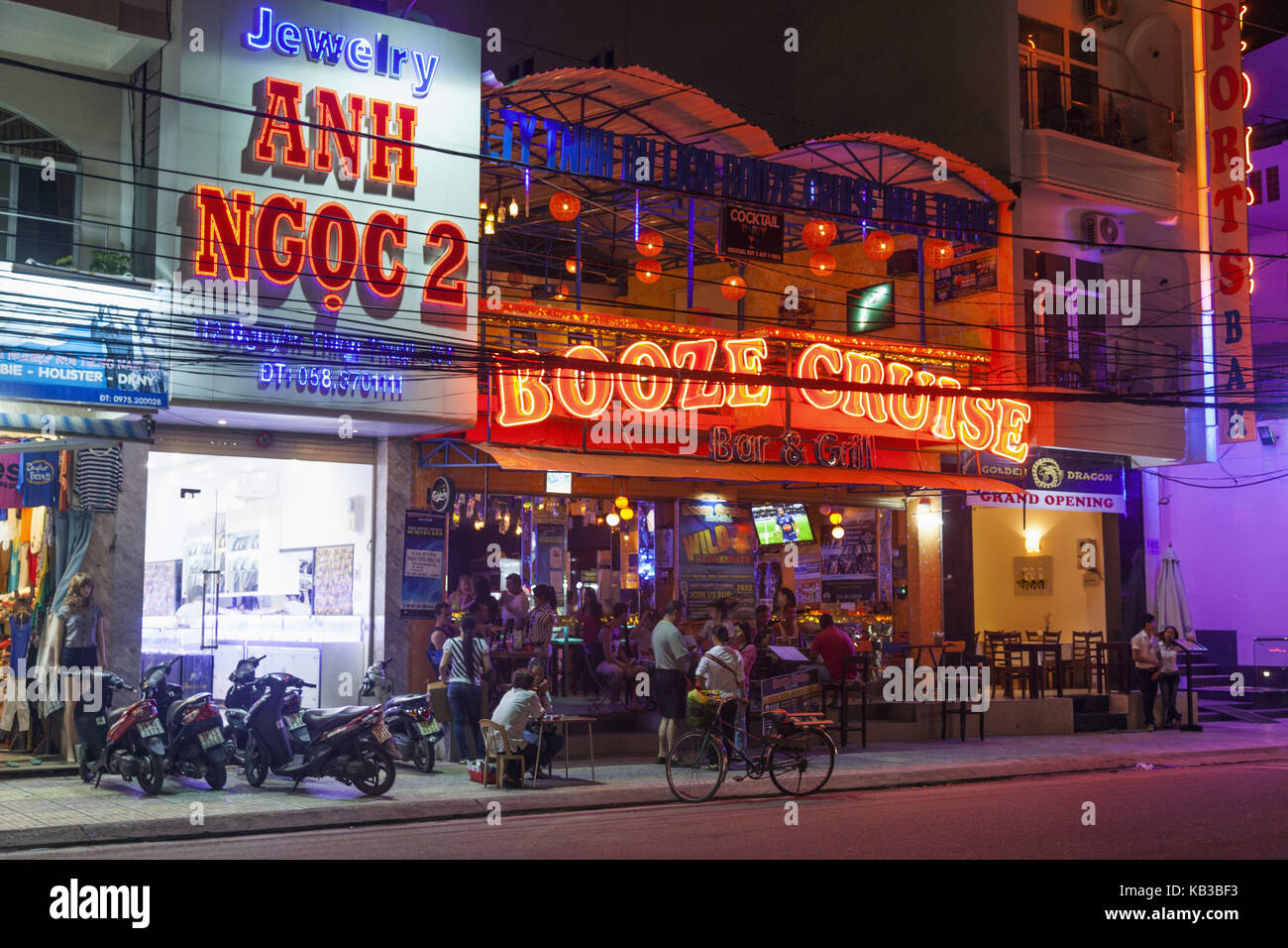 Outside bar at night hi-res stock photography and images - Alamy