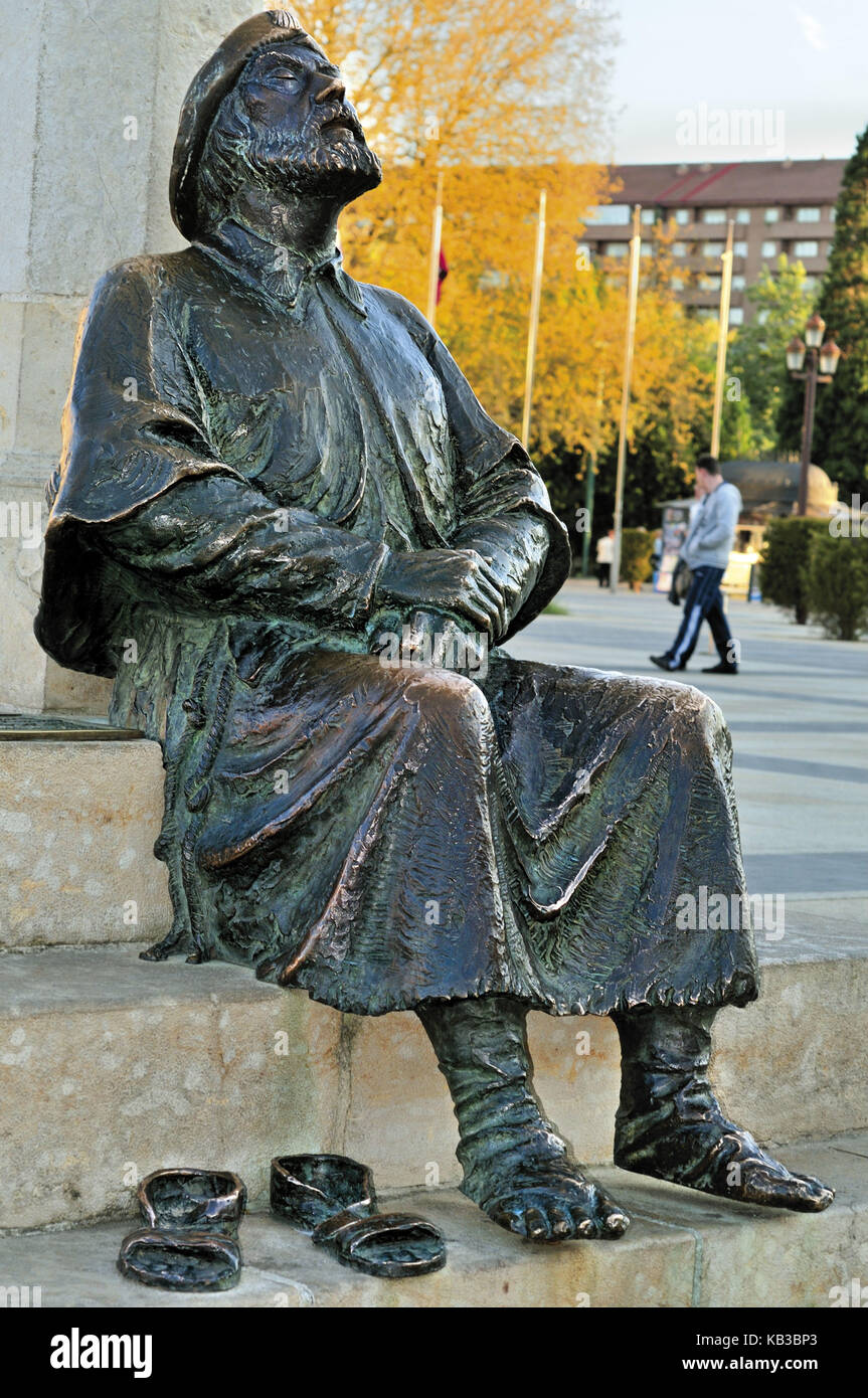 Pilgrims statue in the plaza de san marcos in leon hi-res stock ...