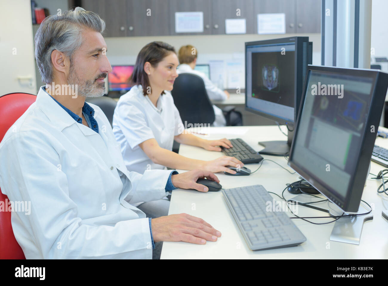 Doctor patient connections hi-res stock photography and images - Alamy