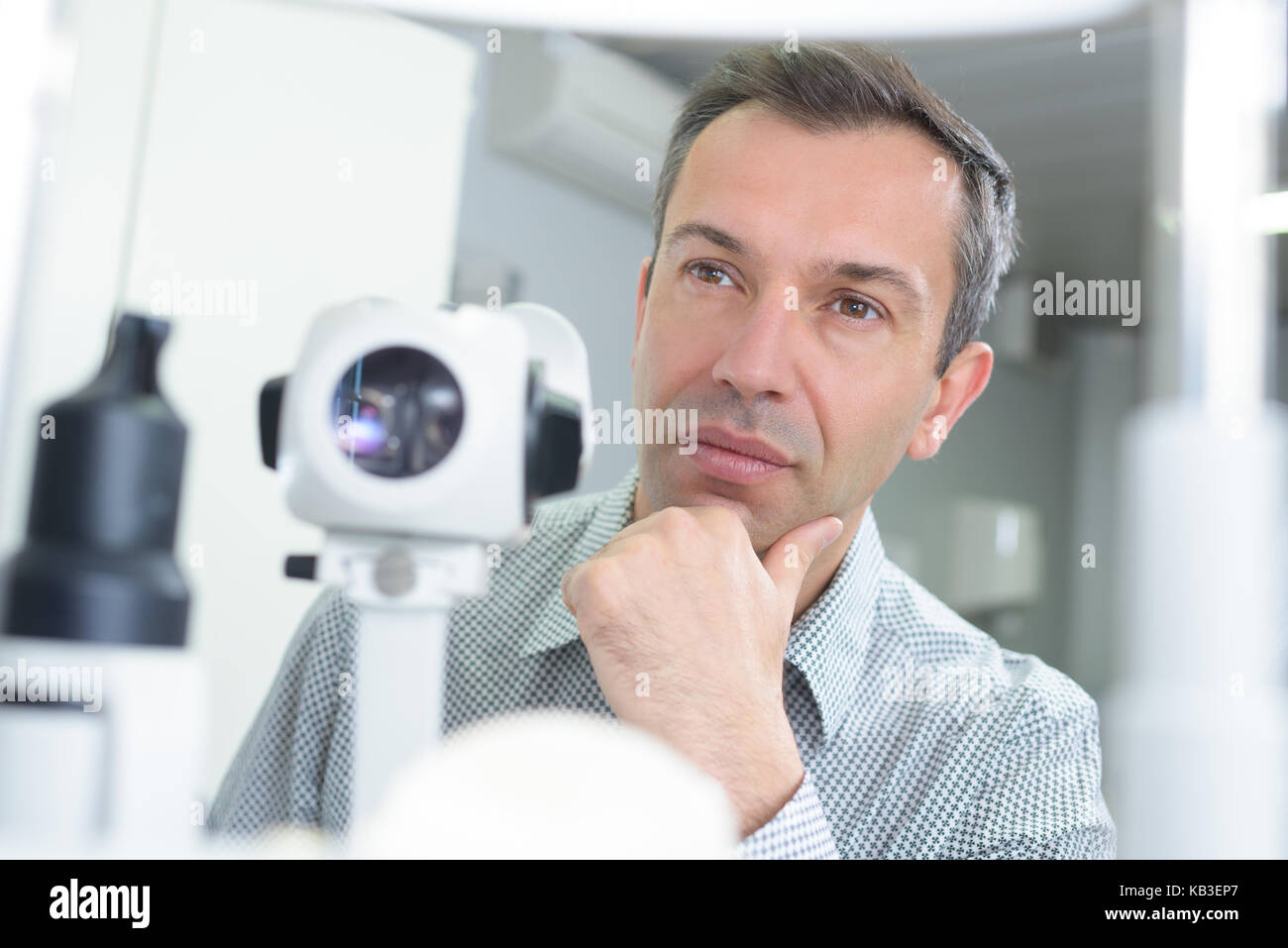 puzzled doctor thinking about the diagnosis Stock Photo - Alamy