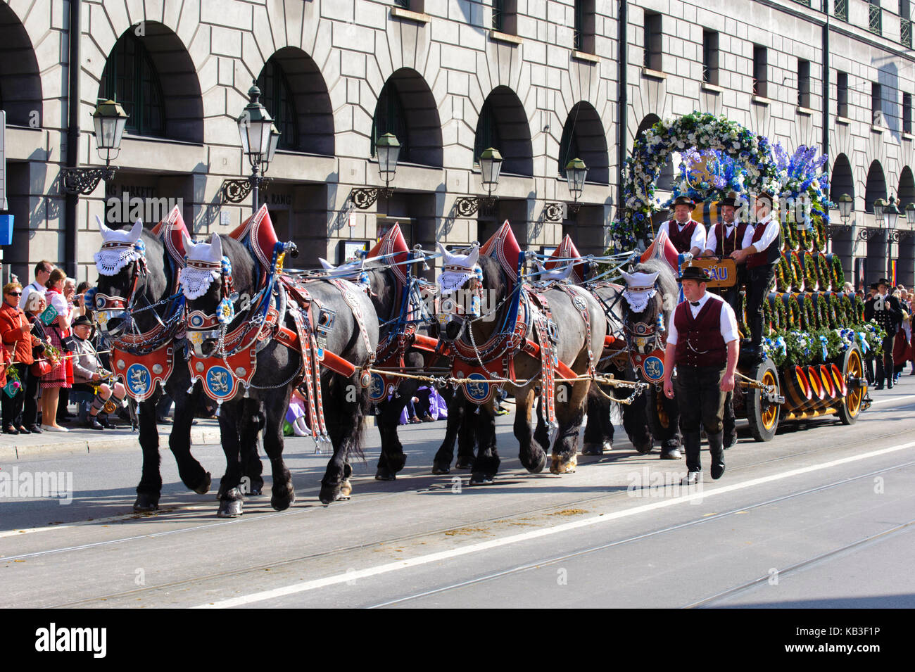 traditional costume parade at the beginning of Oktoberfest in 2012 ...