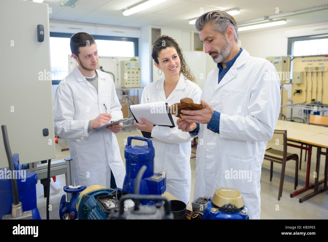 mechanics training class with teacher and students Stock Photo - Alamy