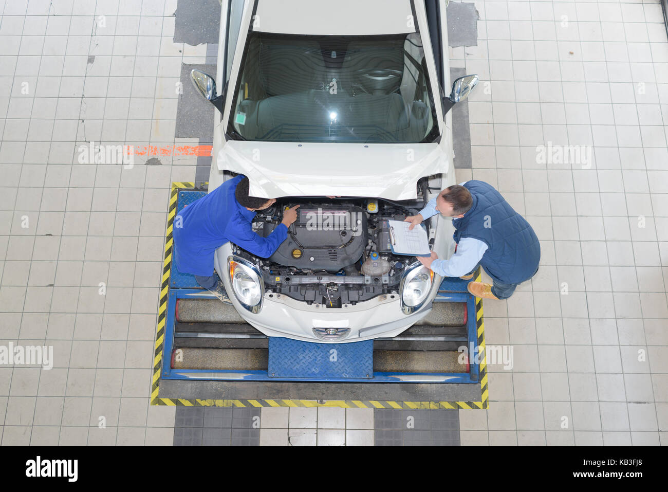 Mechanics fixing car tires hi-res stock photography and images - Alamy
