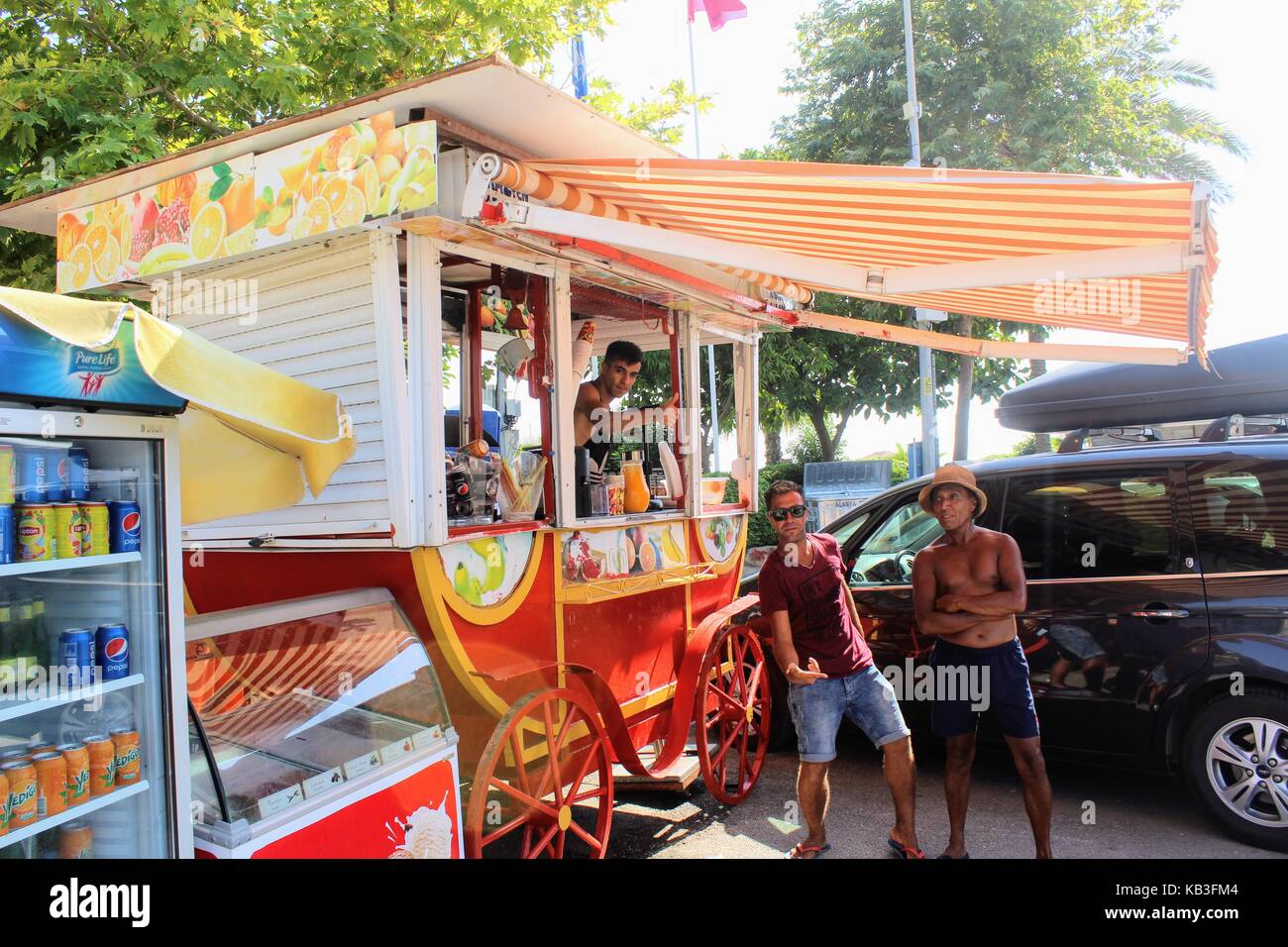 A kiosk with fresh juices and carbonated drinks on the city street ...