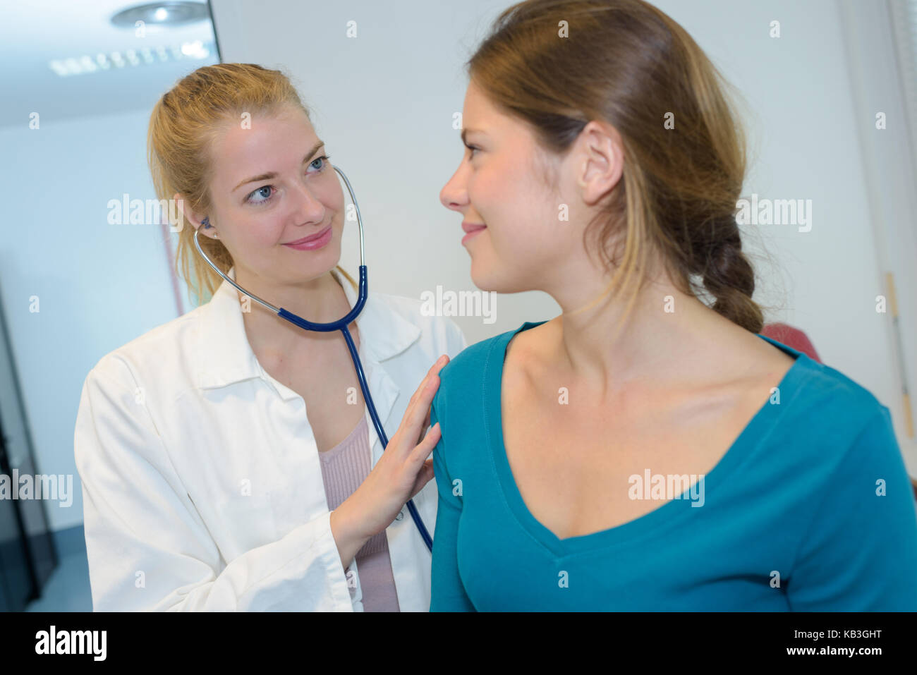 doctor talking to patient using Stock Photo - Alamy