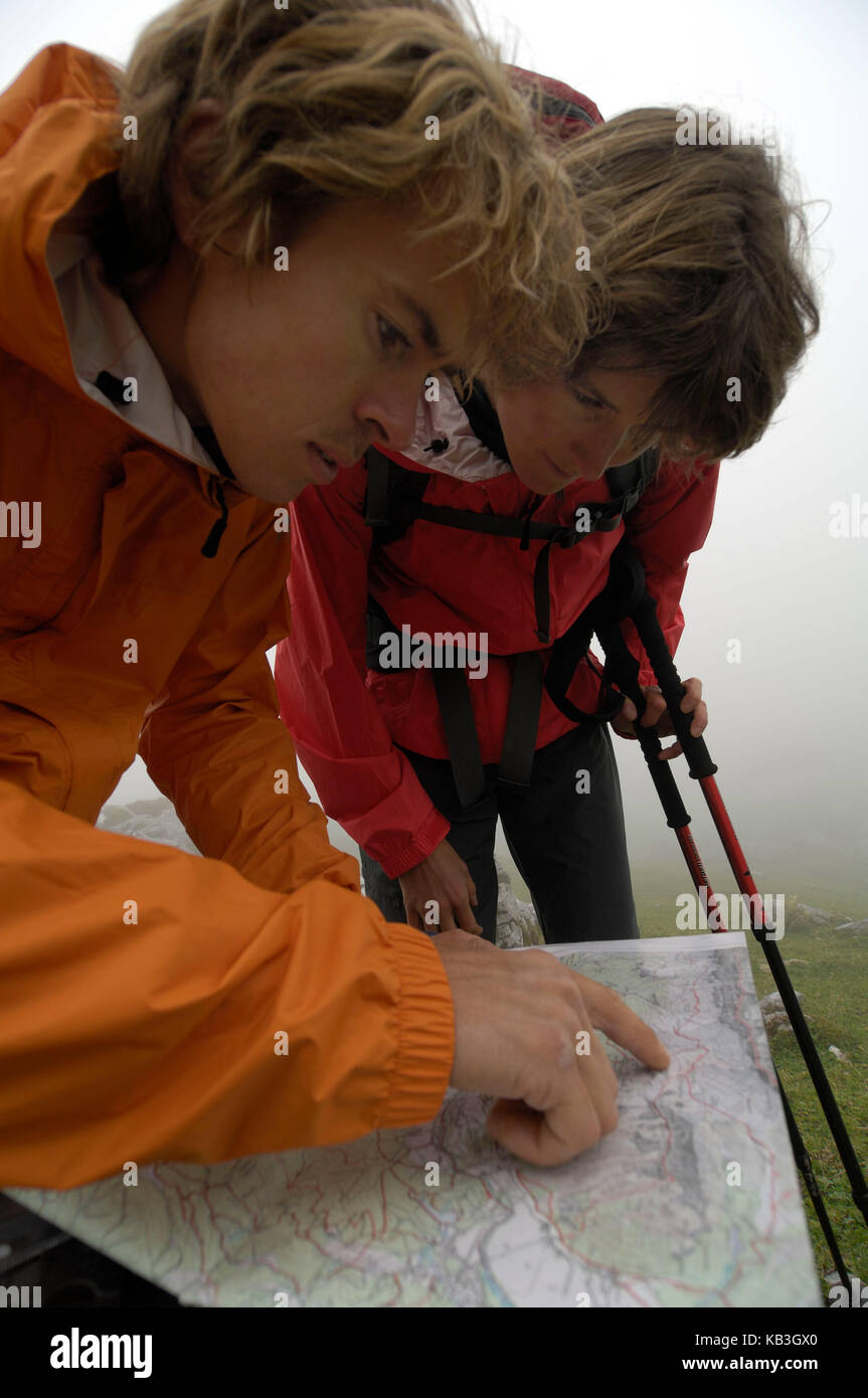 Mountain Hiker while reading the hiking map Stock Photo - Alamy