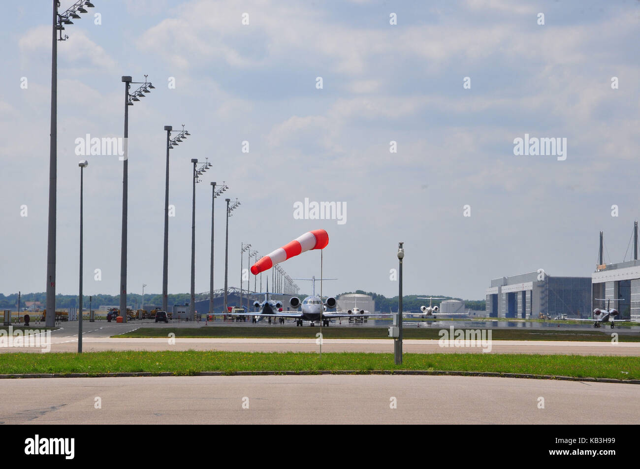Airport ramp hi-res stock photography and images - Alamy