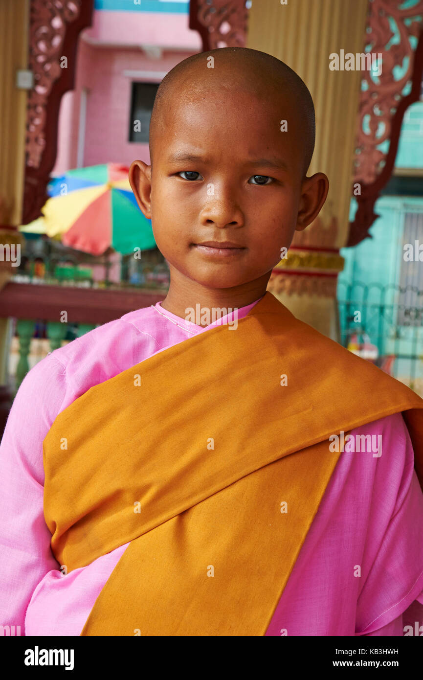 Burmese traditional clothes hi-res stock photography and images - Alamy