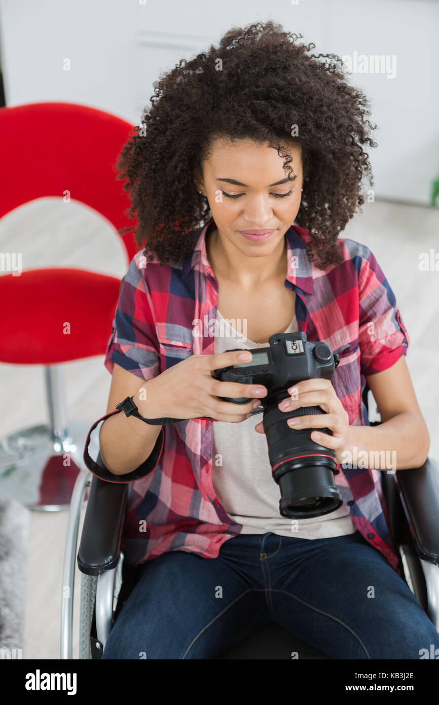 smiling woman using a mirrorless camera Stock Photo - Alamy