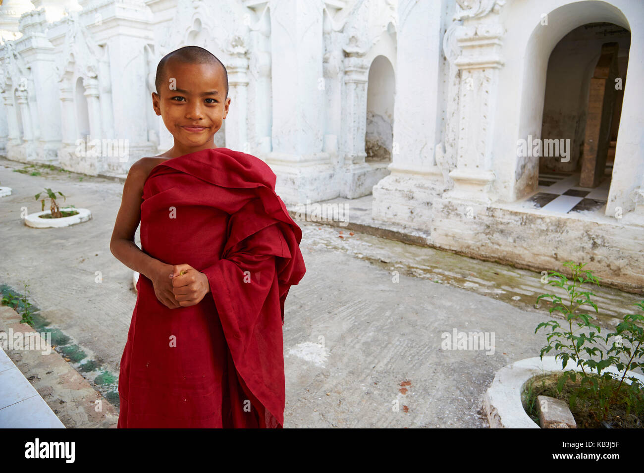 Child monk hi-res stock photography and images - Alamy