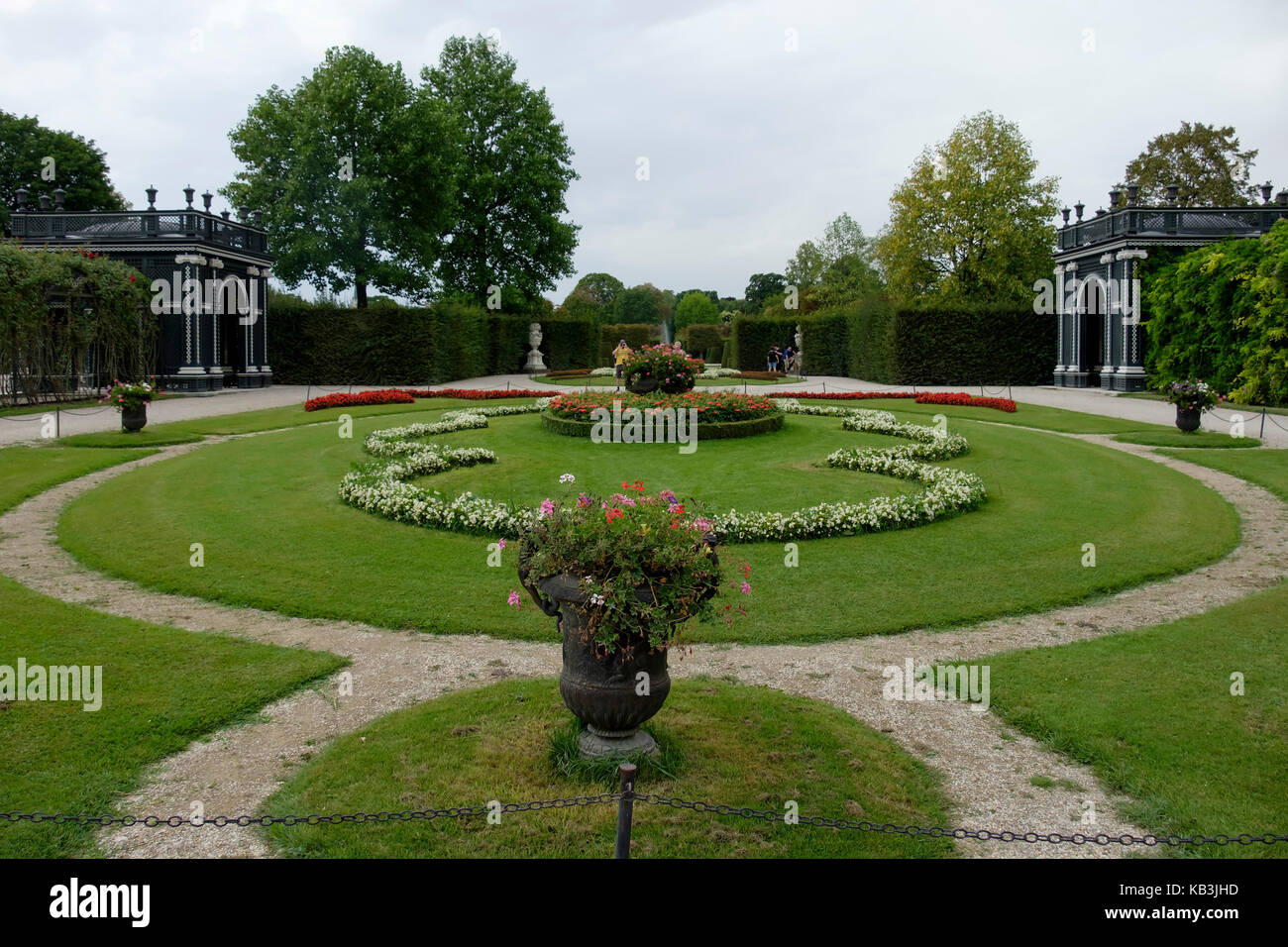 Beautiful garden ancient palace hi-res stock photography and images - Alamy
