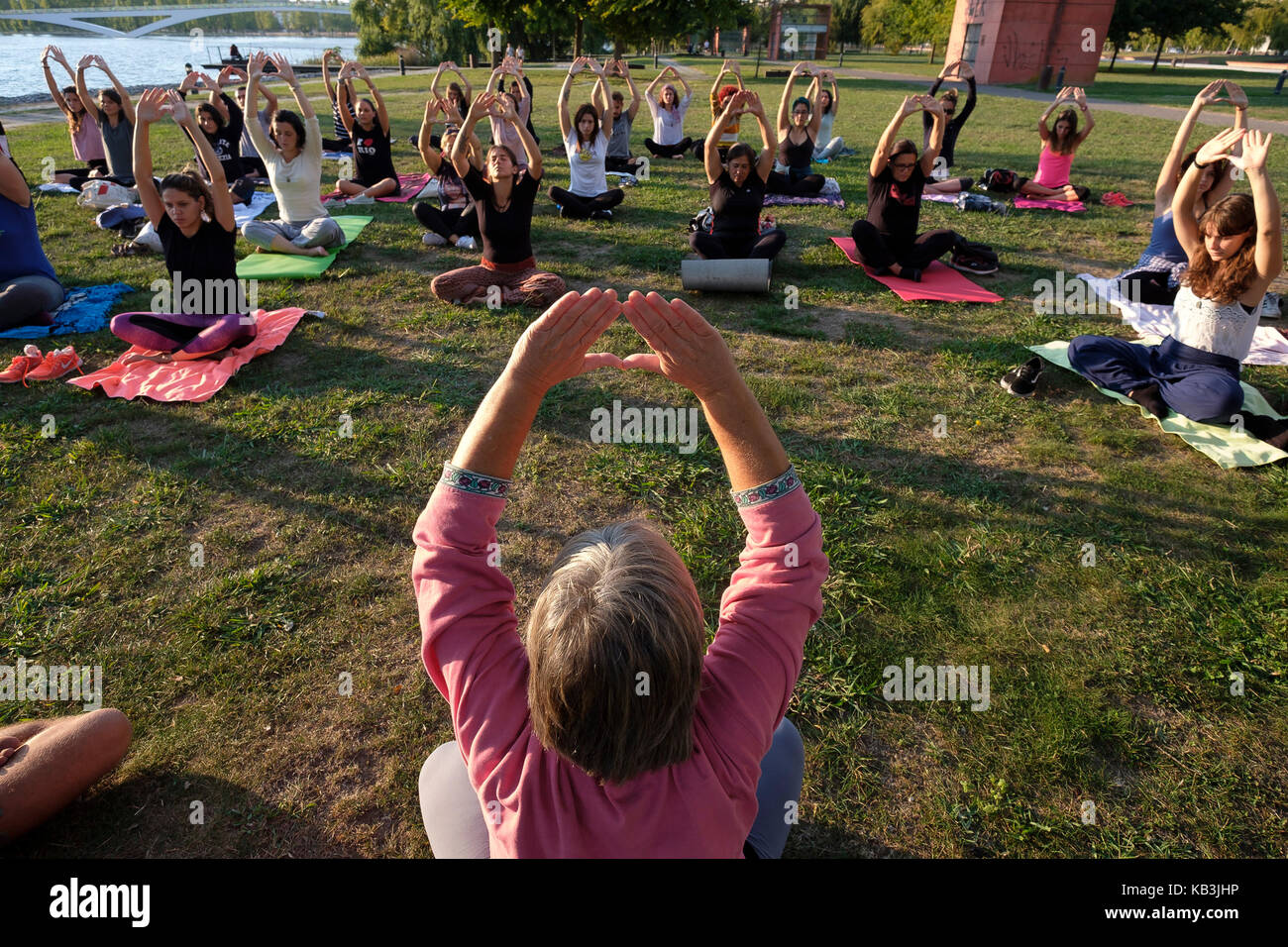 Outdoors yoga class Stock Photo - Alamy