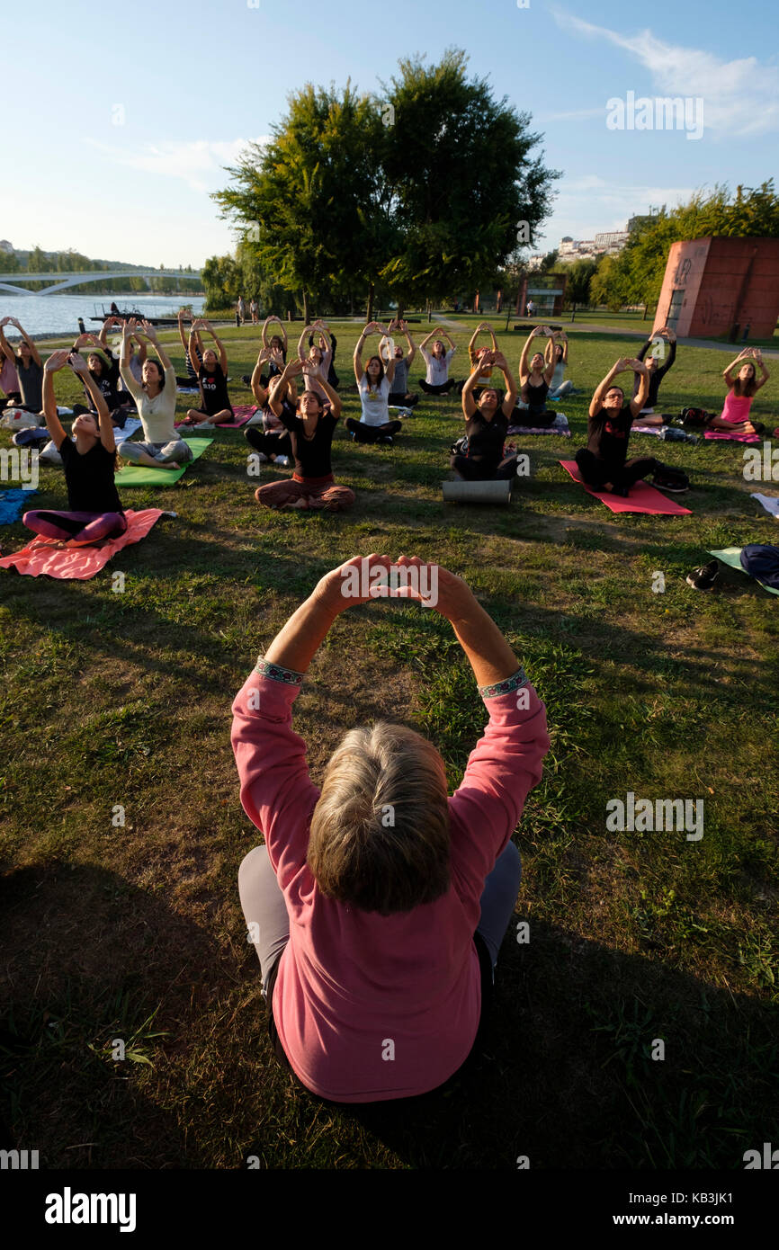 Outdoors yoga class Stock Photo - Alamy