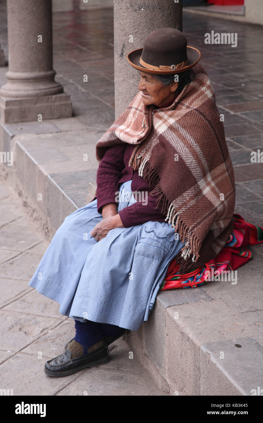 Peru, Cusco, old woman Stock Photo - Alamy