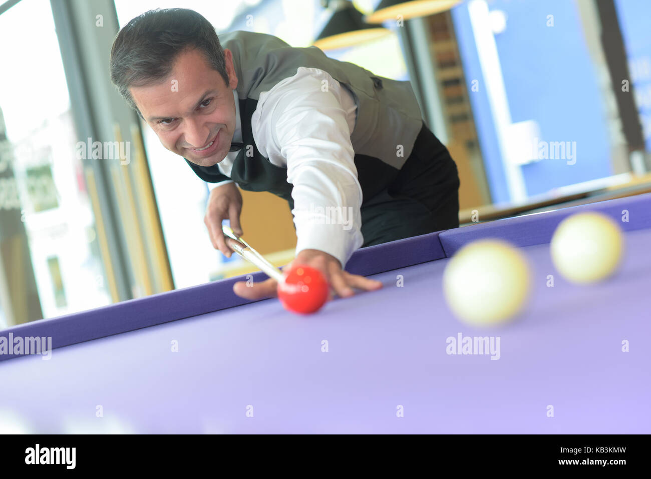 man playing snooker Stock Photo - Alamy