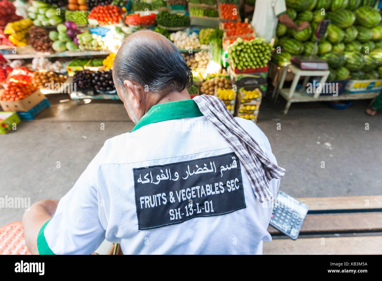 UAE, Dubai, Deira, Dubai Produce Market, produce vendor Stock Photo - Alamy