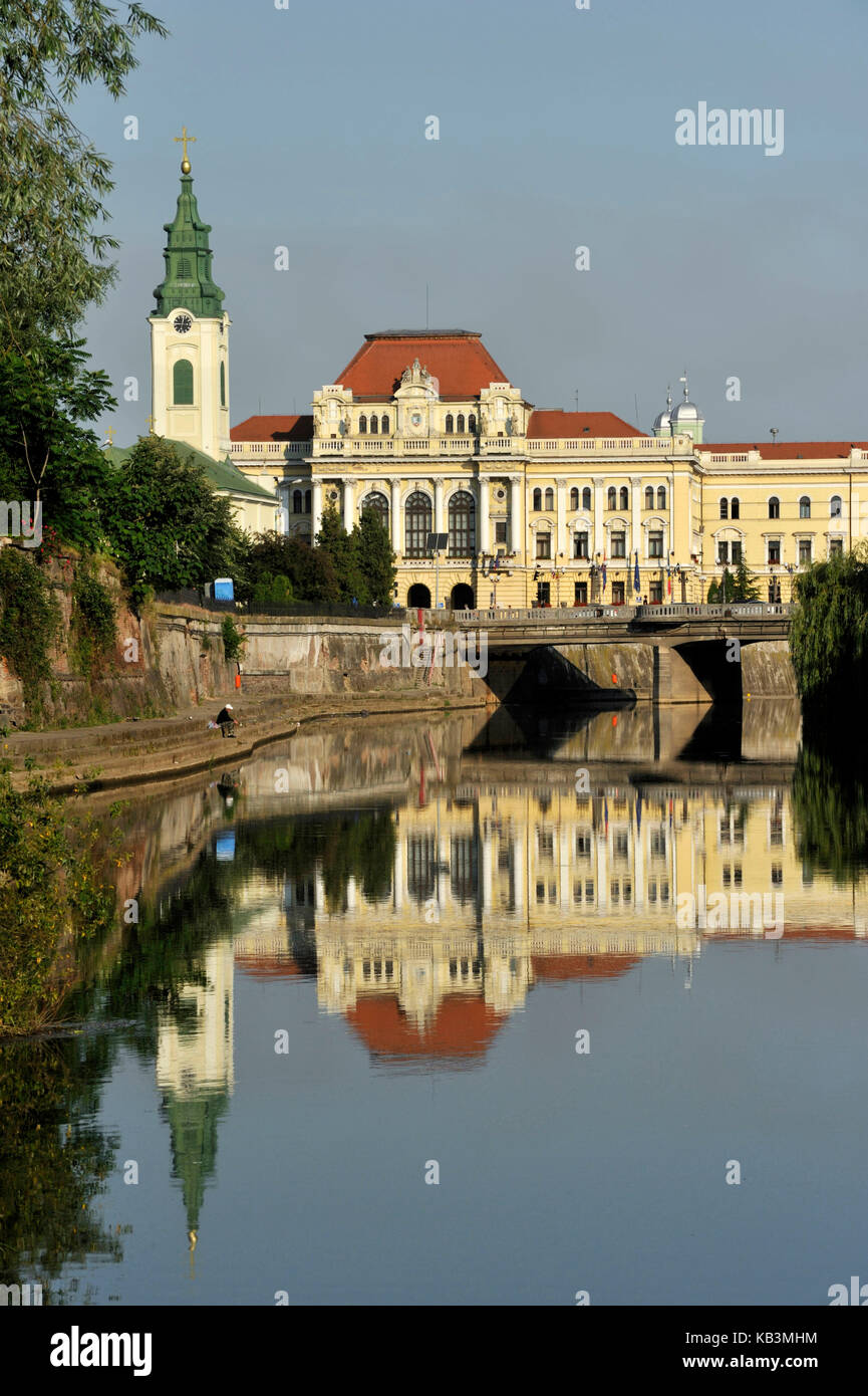 Romania, Transylvania, Oradea, la Piata Unirii with the city hall ...