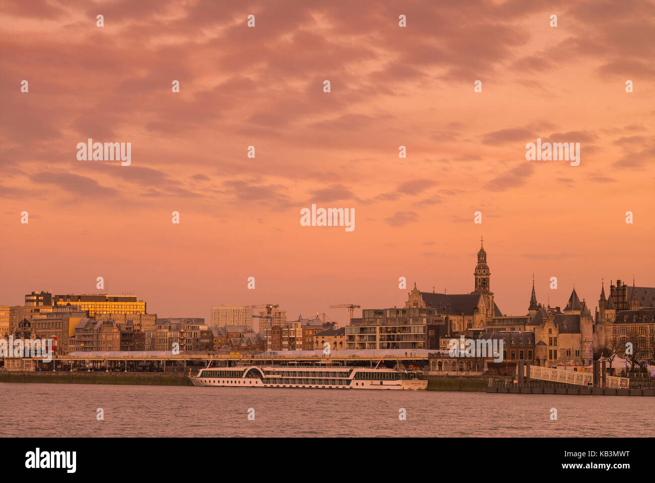 Riverfront view hi-res stock photography and images - Alamy