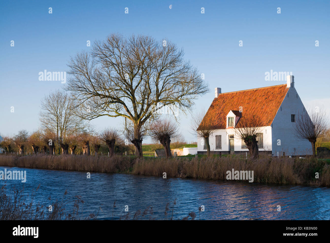 Canalside house hi-res stock photography and images - Alamy