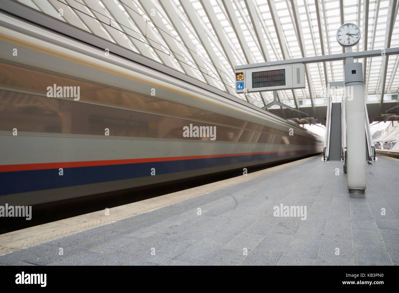Train entering crossing hi-res stock photography and images - Alamy