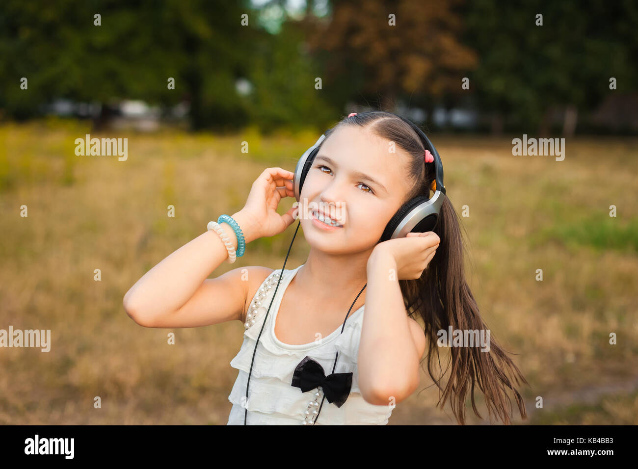 pretty girl dancing outdoor Stock Photo - Alamy
