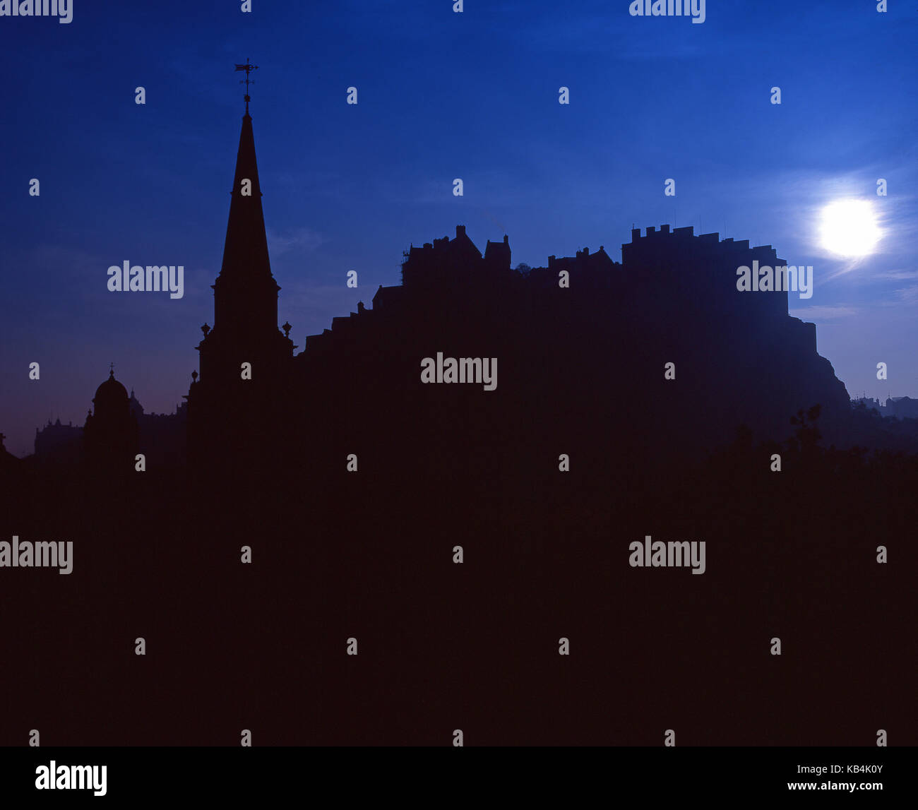 A moody/misty view of Edinburgh Castle, Lothian region Stock Photo - Alamy