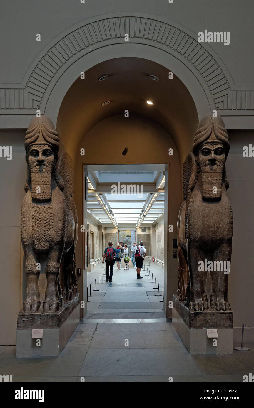Assyrian monumental statues of winged bulls hi-res stock photography ...