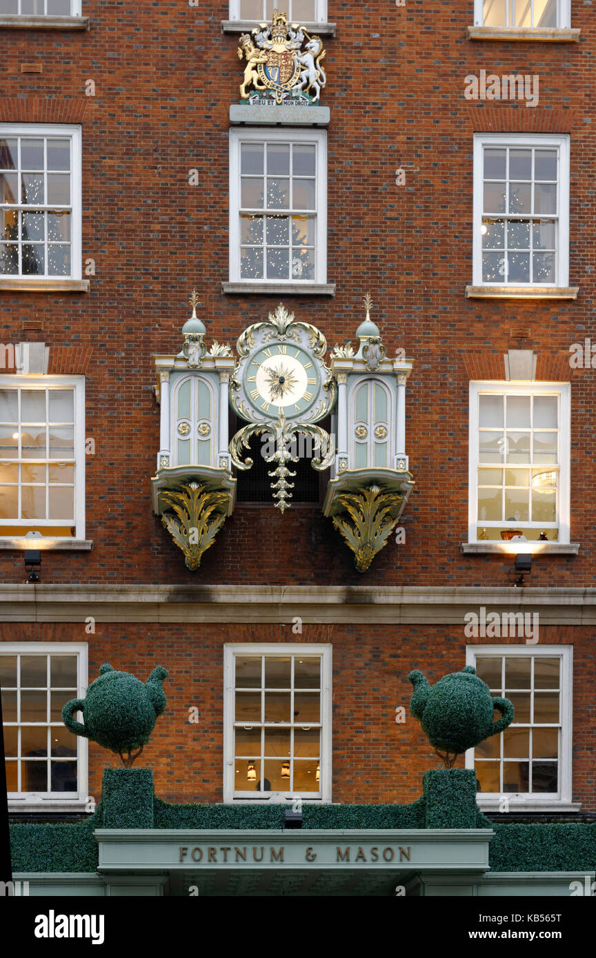 Fortnum and mason shop at piccadilly hi-res stock photography and ...
