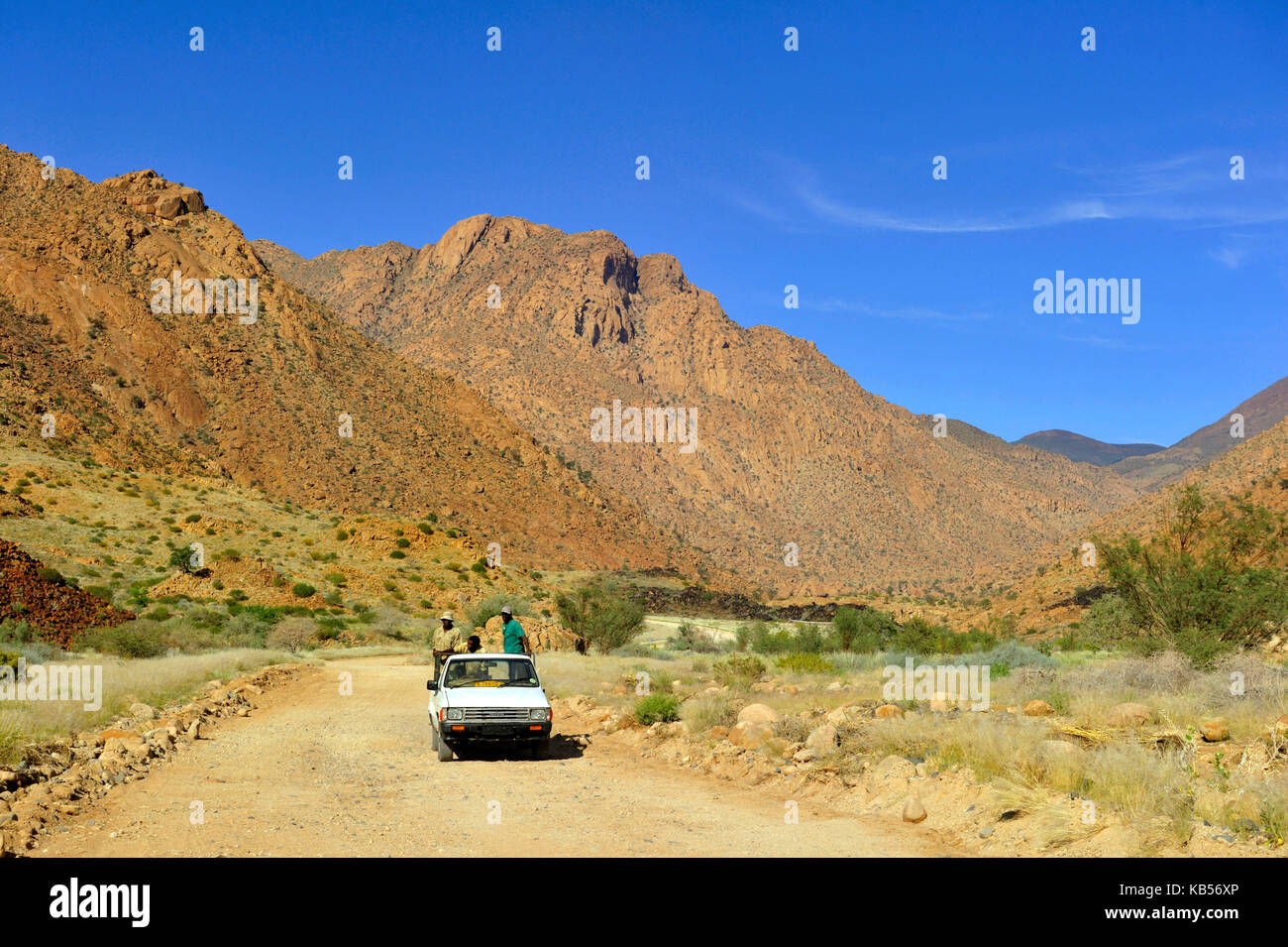 Namibia, Erongo, Damaraland, Brandberg, Tourists visiting Tsisab Ravine ...