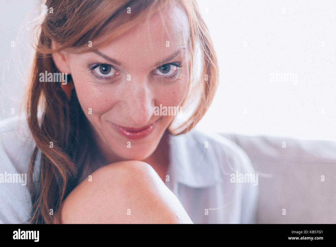 Woman, seated, smile, looking into camera, portrait Stock Photo - Alamy