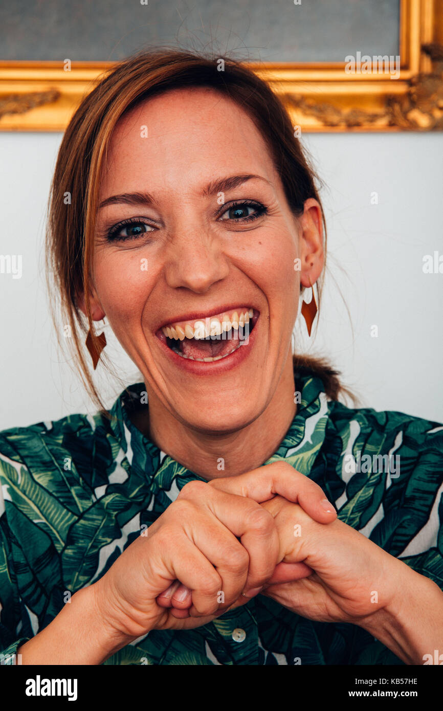 Woman, laughing, looking into camera, portrait Stock Photo - Alamy